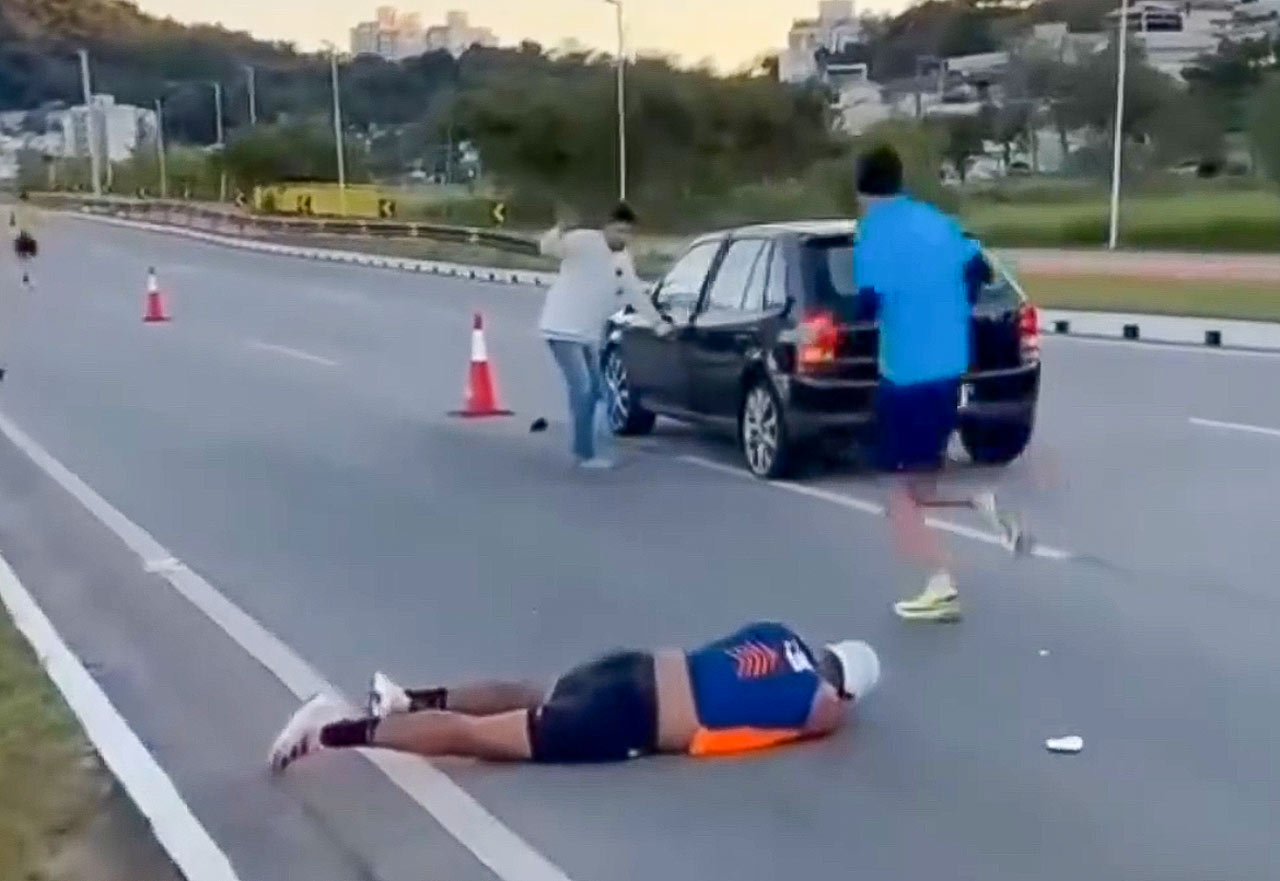 VIDEO: Un corredor fue atropellado por un auto en el Maratón de ...